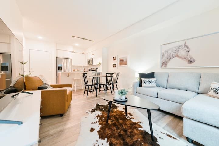 Heart Of Dt| Western Condo |Walk To Stampede - Calgary