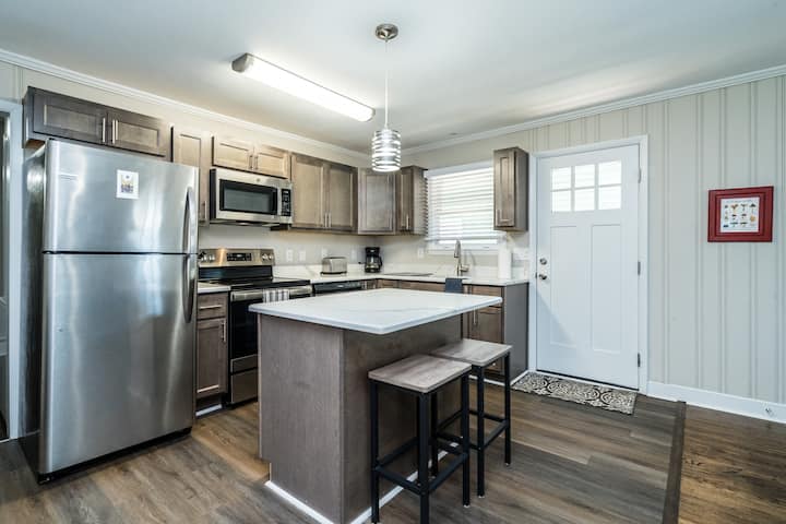 2 Beds, Big Tub, Near Duke & 5 Min To Downtown! - Durham, NC