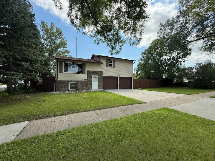 Brookings Beauty: Spacious Stay Steps From Sdsu - Brookings, SD