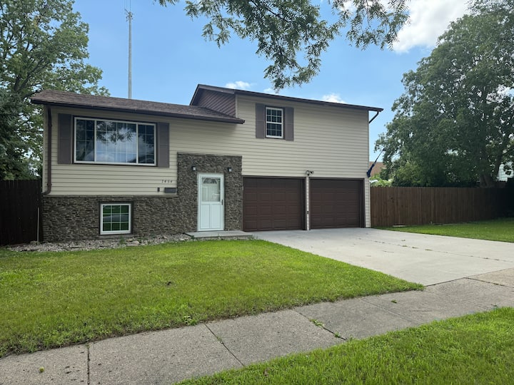 Brookings Beauty: Spacious Stay Steps From Sdsu - Brookings, SD