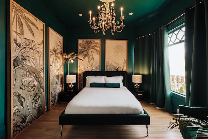 Luxe Victorian Retreat • Walk To Downtown - San Diego, CA