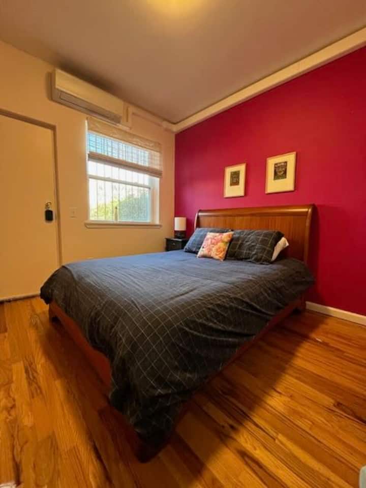 Bushwick Garden Room W/ Private En Suite Bathroom - Brooklyn, NY