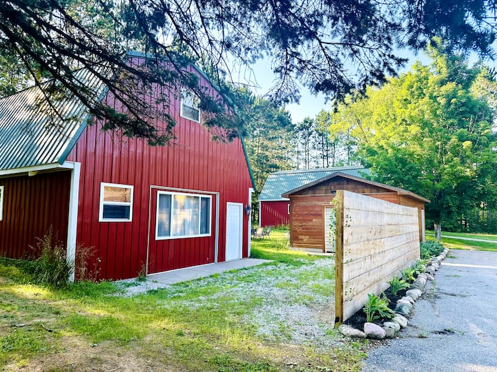 Barn Guest House Near Traverse City Pet Friendly - Interlochen, MI