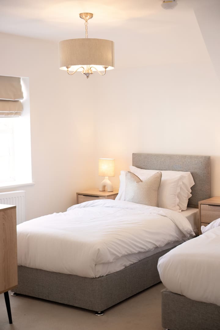 "Langdale" Luxury Twin Apartment - 울버스톤