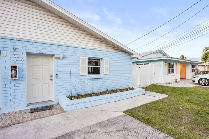 Cozy Beachside Escape With Spacious Backyard - Fort Pierce, FL