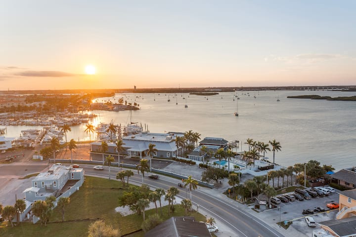 Relax By The Waves: Beach Getaway & Backyard Haven - Fort Pierce, FL