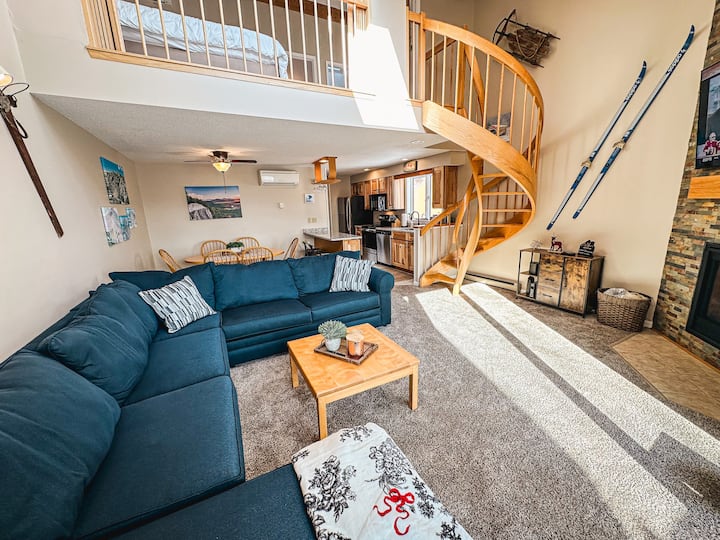 Stunning 2br With Mountain Views | Nordic Village - Living Shores Aquarium, Glen