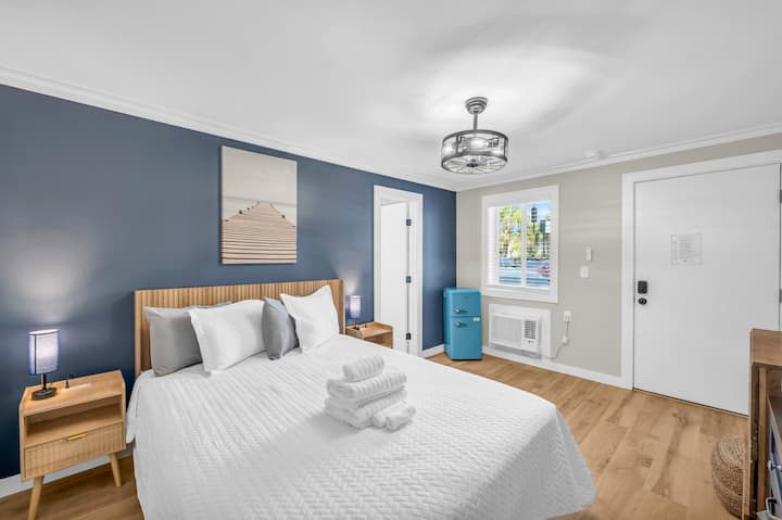Premium Queen Room, Pools And Beach! - Carolina Beach, NC