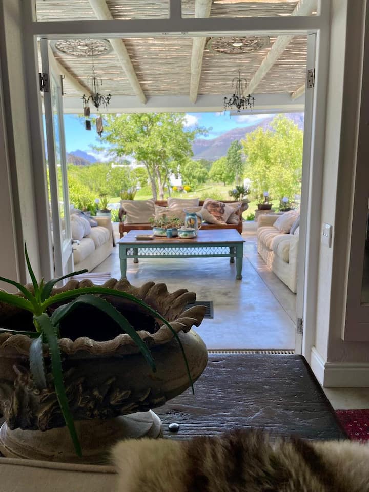 Luxurious Secure Spacious Golf Estate Villa - Stellenbosch