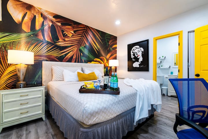 Tropical Vegas Studio | King Bed, Near Downtown - Las Vegas