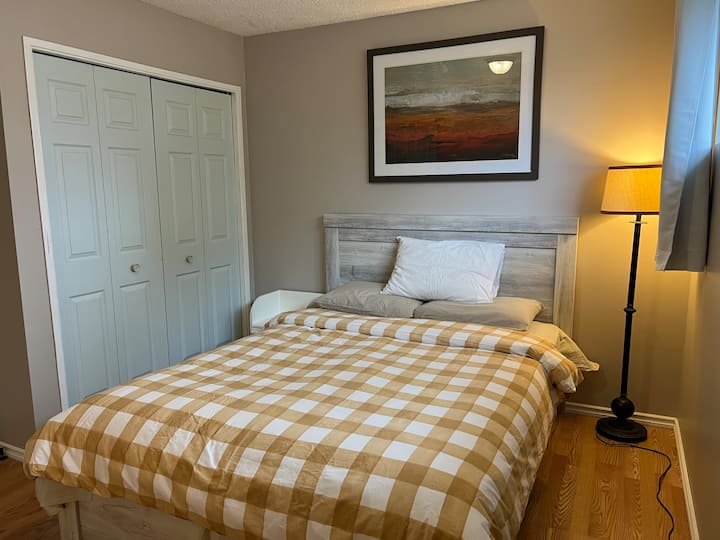 Modern 2 Br Lower Whole Level-separate Entrance - Calgary