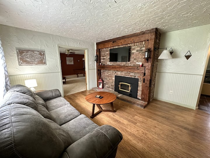 Private | Pool Table | Spire | Wine Country | Gotl - Geneva, OH