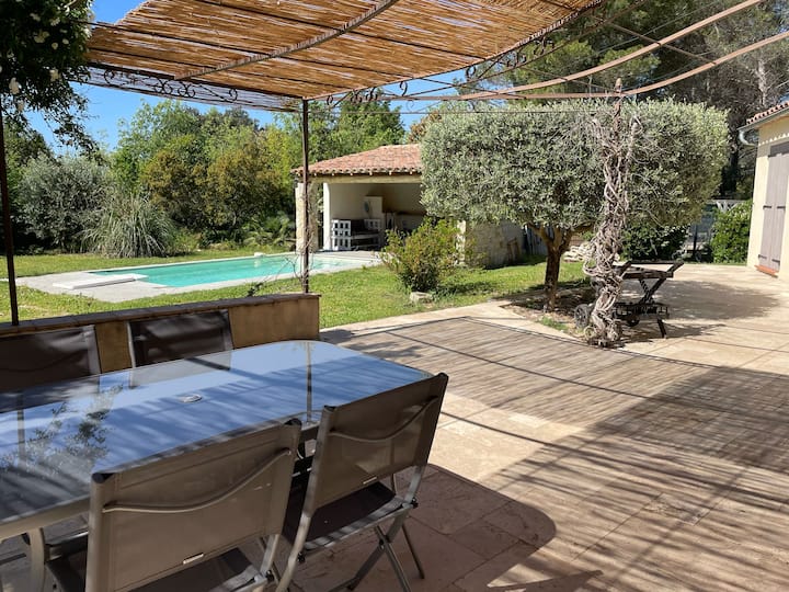 Villa Provençale Jardin Piscine, 4 Chambres - La Fare-les-Oliviers