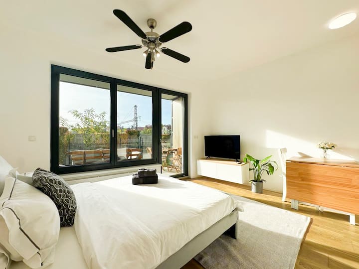 Apartment 13 (With Garden). Free Parking - Prague