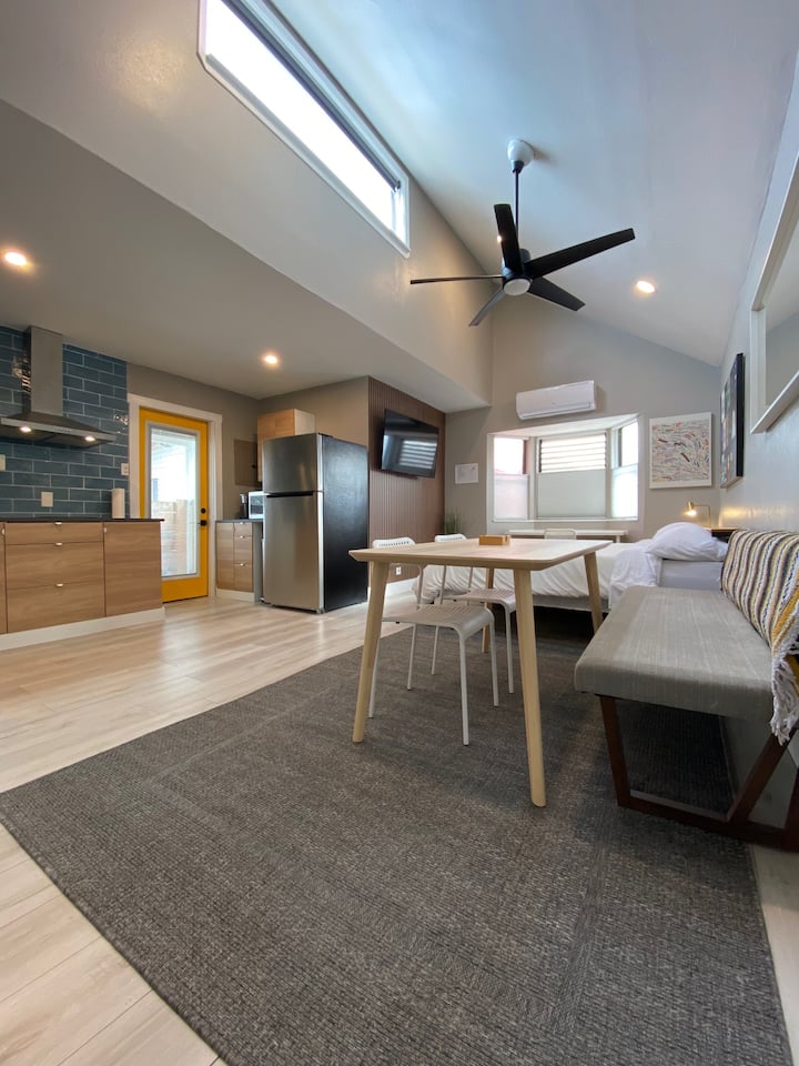 Private Guest Suite • Kitchen • W/d • Parking - San Antonio, TX