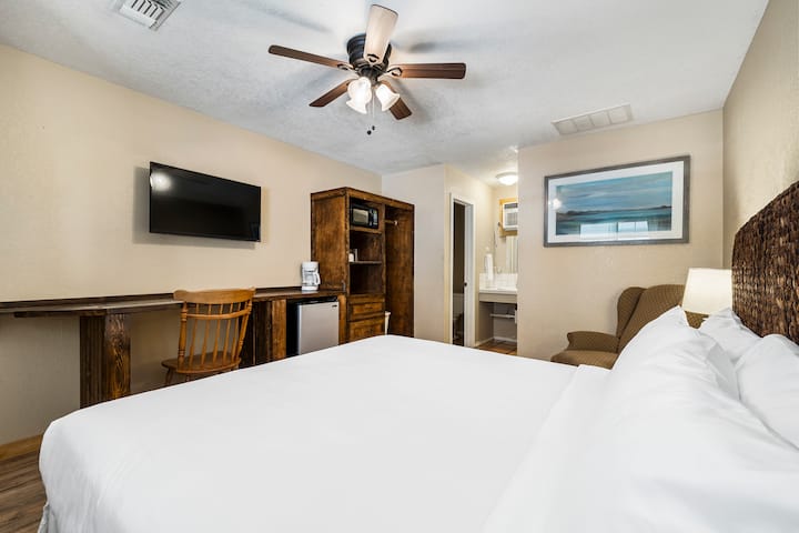 Standard King  | Pool | Bbq  | Near Canyon Lake - Canyon Lake, TX