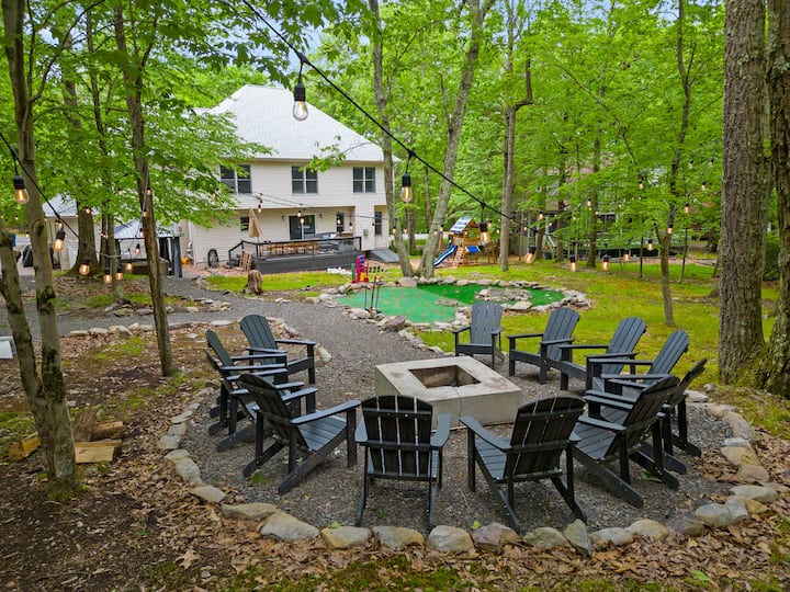 Poconos Game Mansion | Mini Golf, Hot Tub, Theater - Tannersville, PA