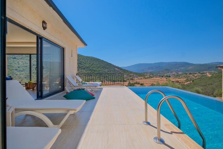 Kaş,panoramik Orman Manzarası Ve şöMinen Yanında - Türkiye