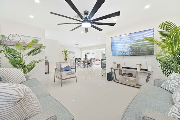 Luxury Retreat, Pool & King Suite Near Downtown - Cape Coral, FL