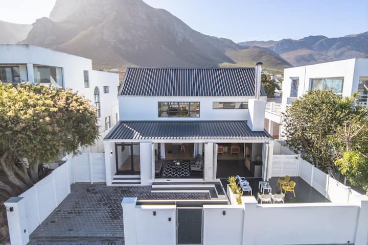 Holiday Home In Voëlklip, Stroll To Grotto Beach - Hermanus