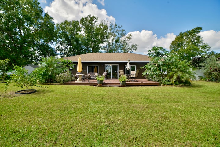 Chic Jungalow Retreat • Lake & Downtown Steps Away - Sebring, FL