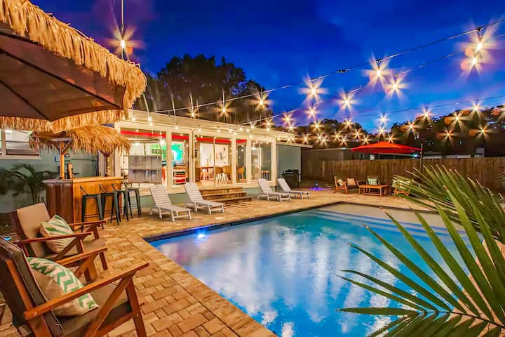 Clearwater Heated Pool Beach House | Games + Golf! - Clearwater, FL