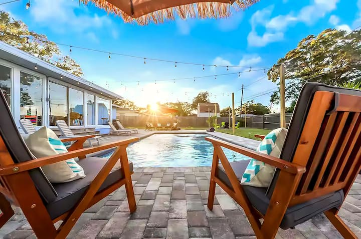 Clearwater Heated Pool Beach House | Games + Golf! - Clearwater, FL