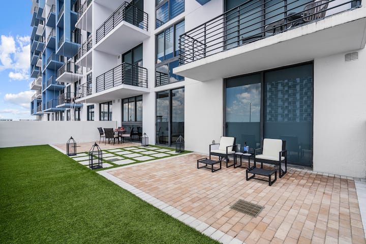 Luxe Downtown Doral Condo-parking & Private Lanai - Doral, FL