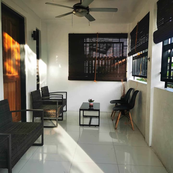 Family Friendly 2-br Home With Access To Pool - Dumaguete
