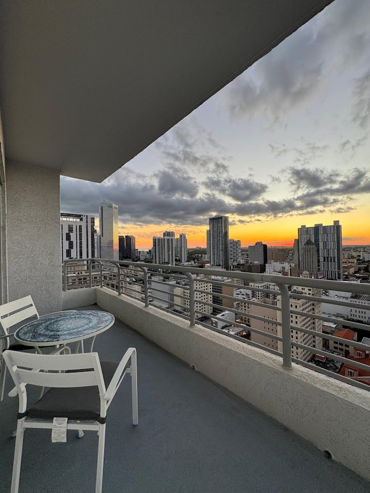 Skyline Views | Downtown Loft + Parking & Pool - Miami