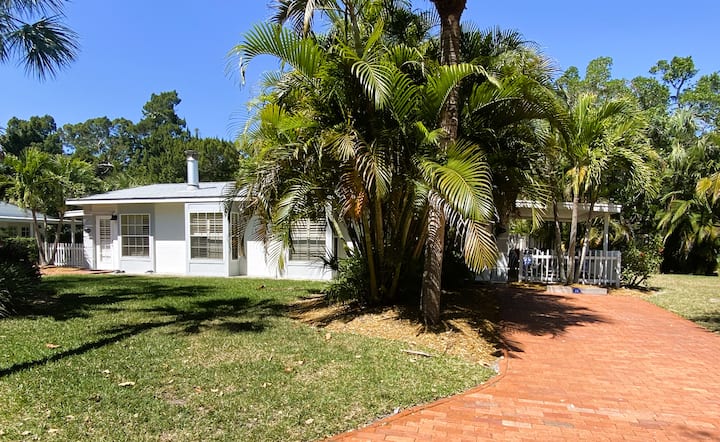 Seaside Serenity: Charming 1br Bayside Cottage - Longboat Key, FL