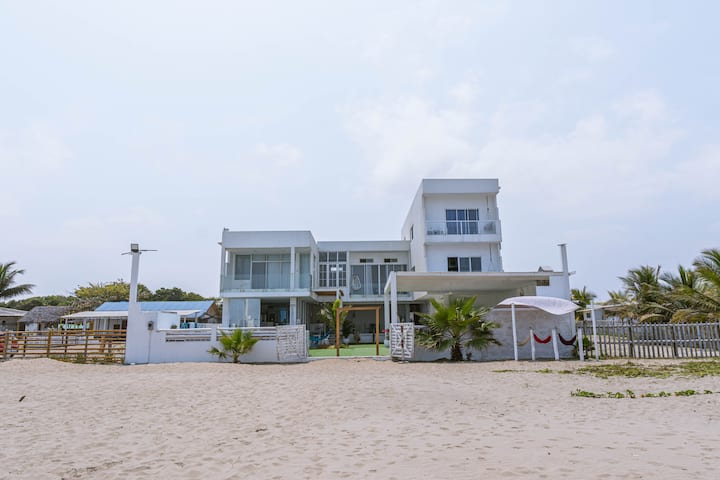 Casa Frente Al Mar 45 Pers 12 Hab C/baño Priv Y Ac - Ayangue