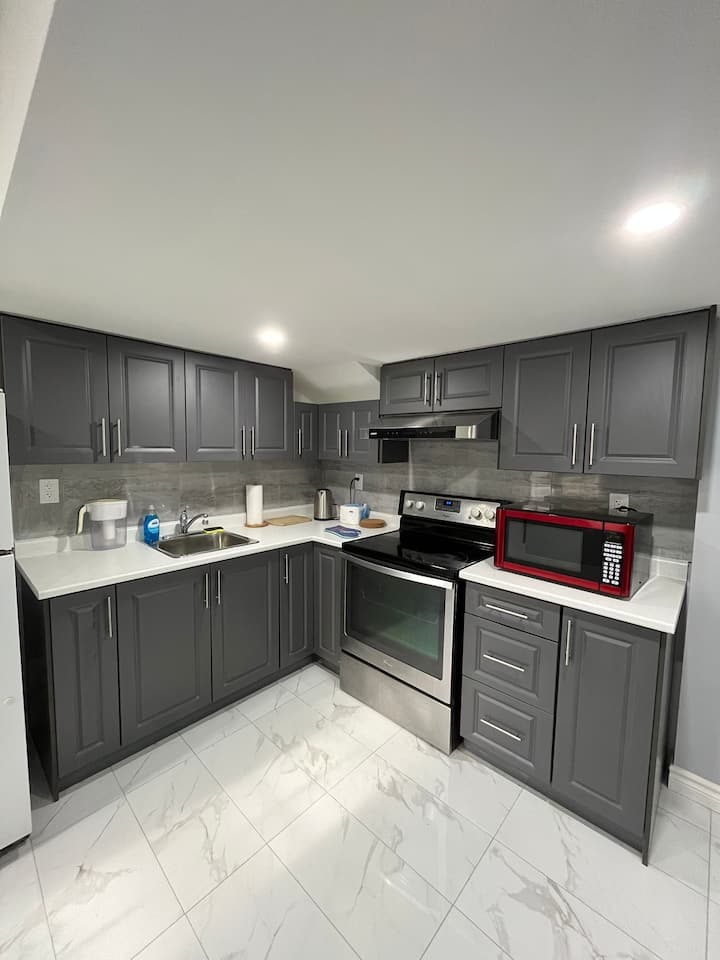 1 Amazing Private Sunlit Cozy Basement Apartment - Brampton