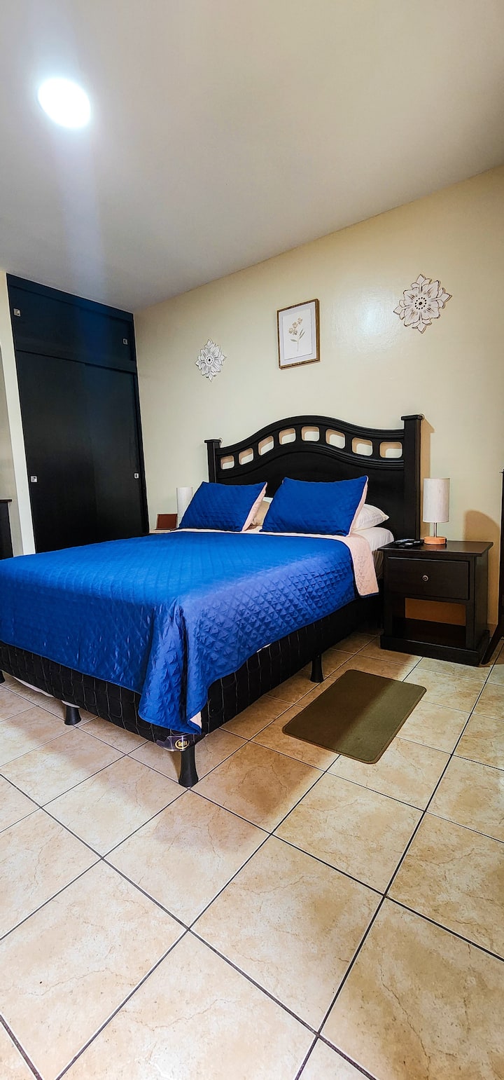 Private Room In Home/centrally Located/ac & Wifi - San Salvador