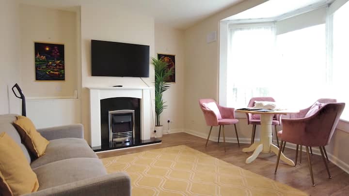 Holiday Home - Glasgow Two Bedroom House & Parking - Glasgow