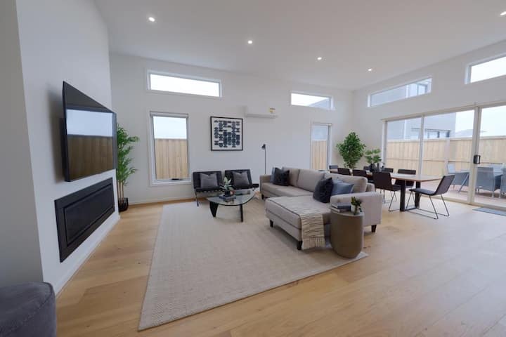 Modern Spacious Coastal Retreat - Queenscliff