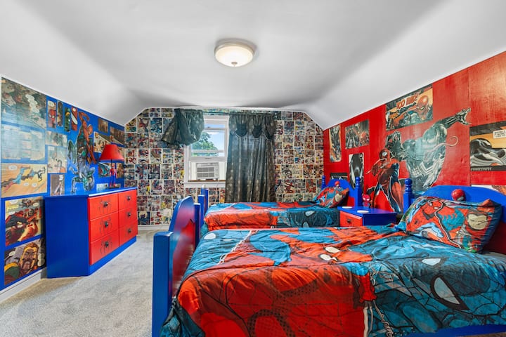 Arcade • Hot Tub • Movie Room Themed House - Rockford