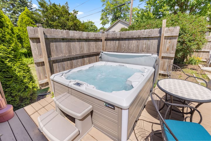 Arcade • Hot Tub • Movie Room Themed House - Rockford, IL