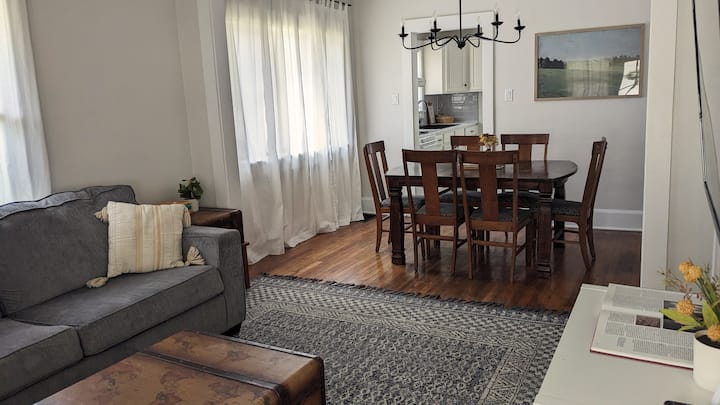 Joshua's Northland Bungalow - Des Moines, IA