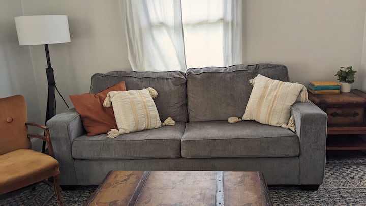 Joshua's Northland Bungalow - Des Moines, IA