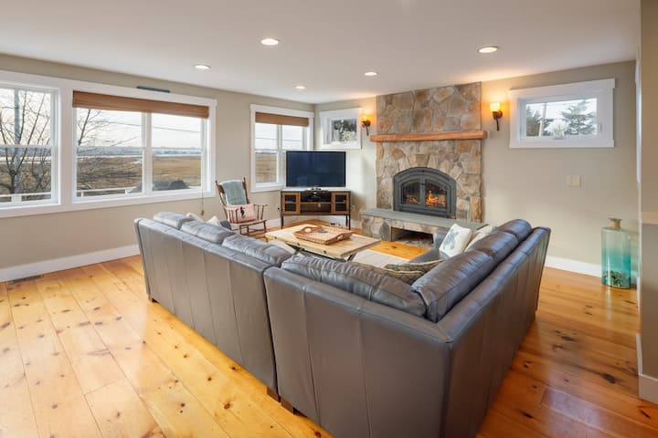 Coastal Retreat With Wood Burning & Gas Fireplaces - Salisbury Beach, MA
