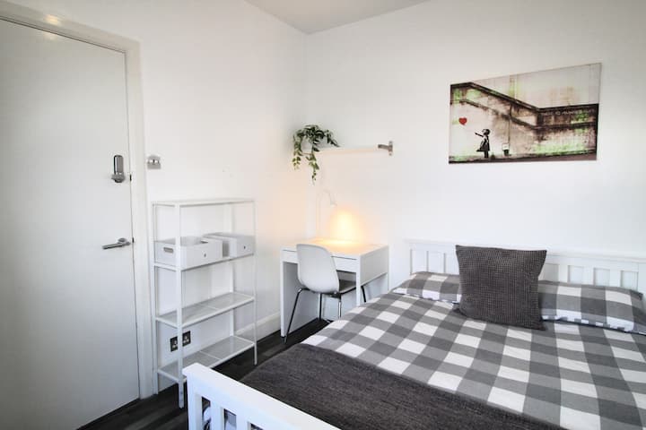 -A Low Cost Double Bedroom - London, UK