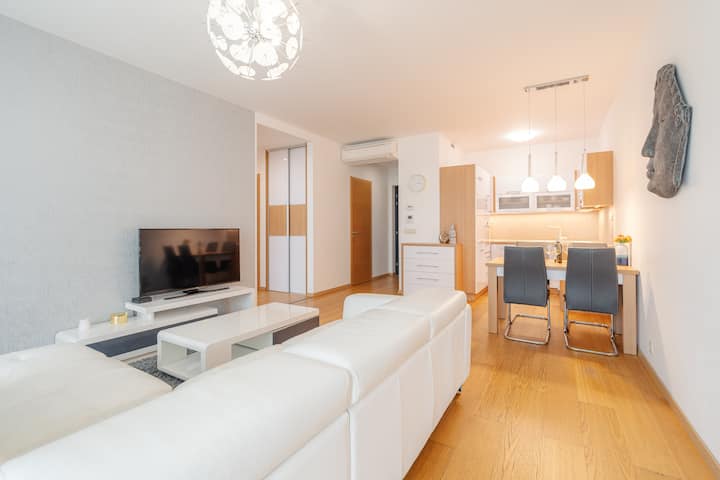 Modern 2-bedroom | Balcony, Park View & Parking - Bratislava