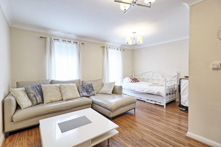 Buildersbeds - Paignton House (4 Bedrm Townhouse) - Romford