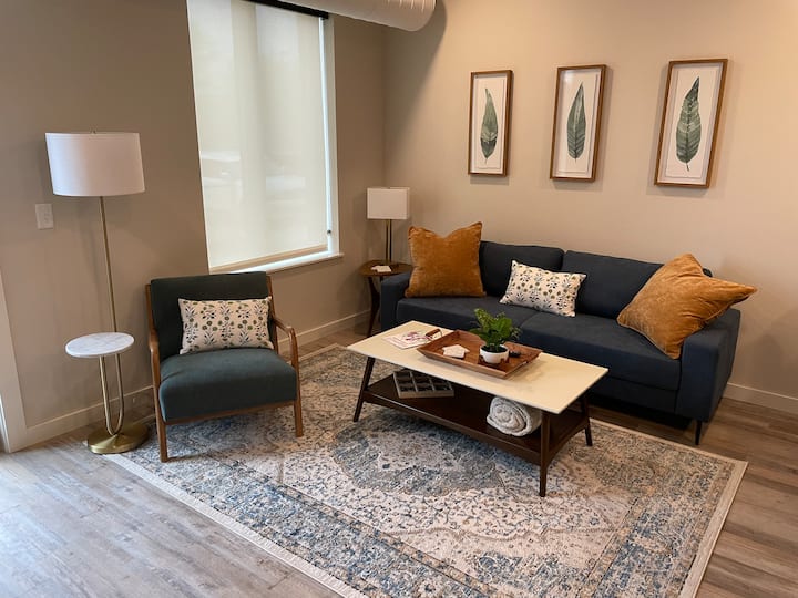 Stunning 1 Bedroom Near Toppling Goliath! - 데코라