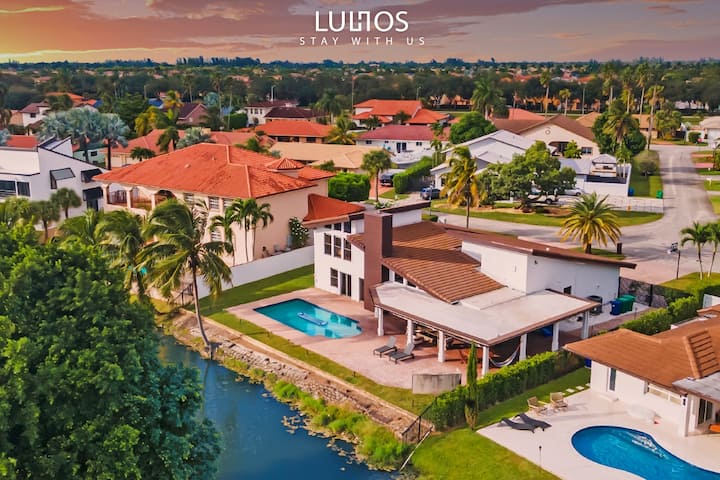 Miami Luxury Mansion/pool/golf & Lakefront Views - Miramar, FL