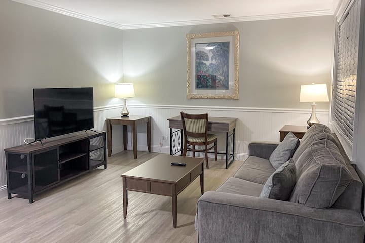 Upper Lakeview One Bedroom Suite (Kitchenette) - Marco Island, FL
