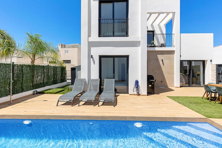 5 Bedrooms, Heated Pool And Car!* - Torrevieja