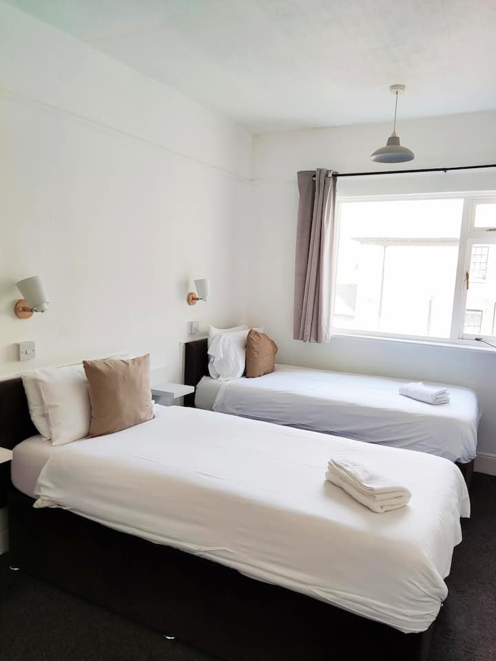 Central Wave - Twin Room - Brighton