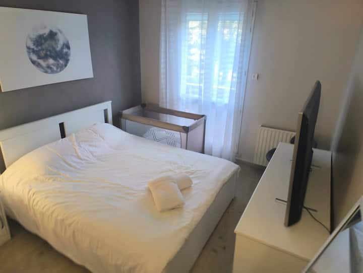 Prime Location Room W/ Parking Near Versailles - Magny-les-Hameaux